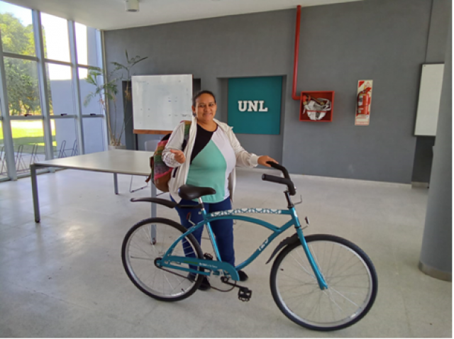 Beca de movilidad: Estudiante de CU-RA recibió su bicicleta